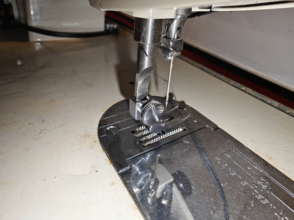 Montgomery Ward Signature All Metal Sewing Machine WITH CAM ACCESSORIES ...