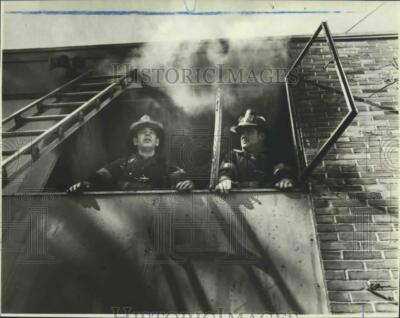 1982 Press Photo Island Firefighters getting fresh air at a building ...