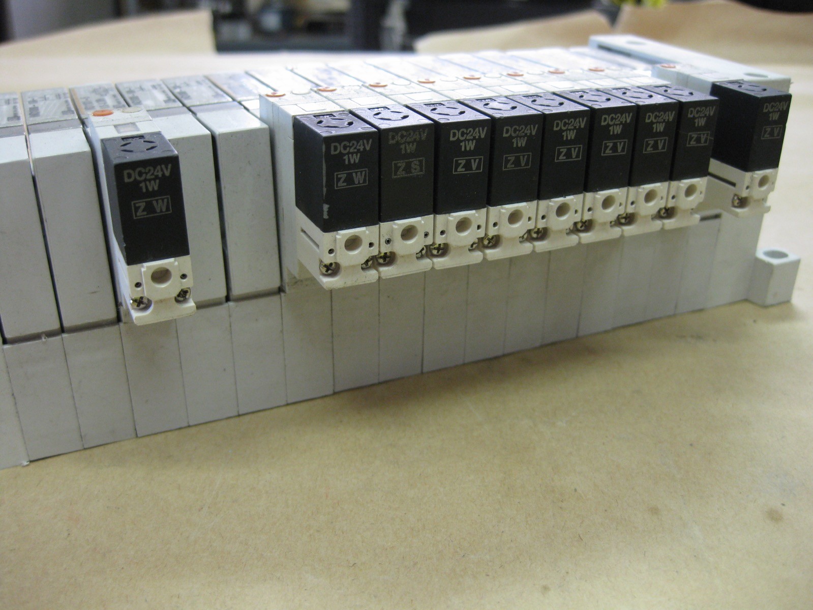 SMC Pneumatic PCW Type 16 Valve Bank Lot VVQ1000-10A-1 24VDC X250 Mount ...