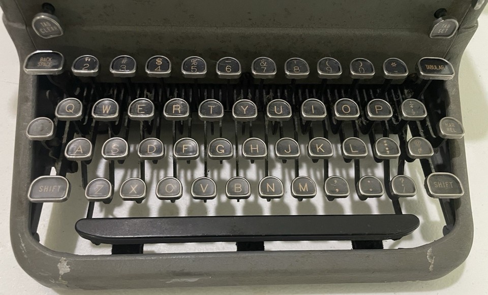 Vintage Beautiful 1940's Royal KMG Typewriter Types Great Needs a ...