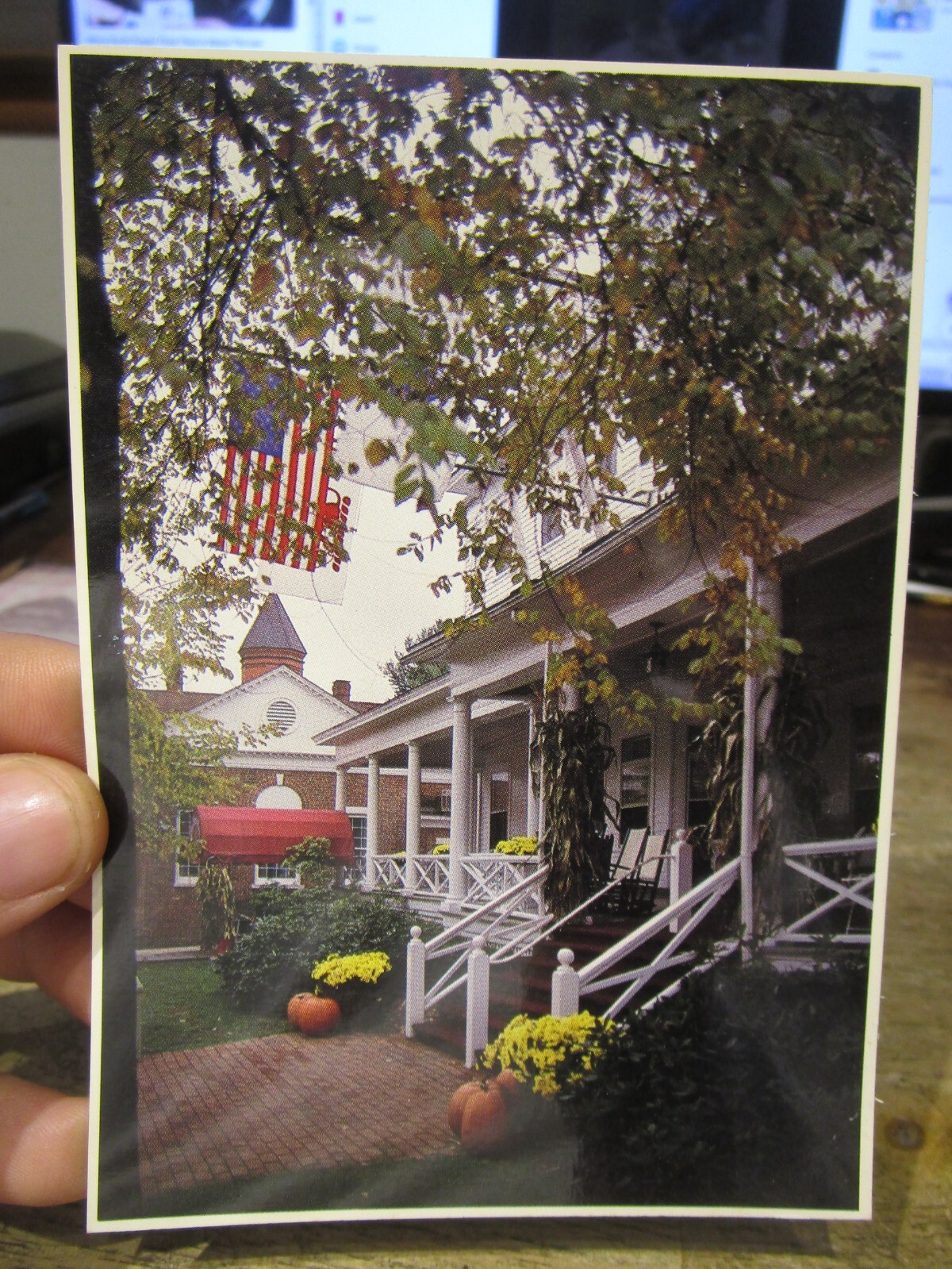 N1 MASSACHUSETTS Postcard Stockbridge Red Lion Inn Fall Pumpkins Mums ...