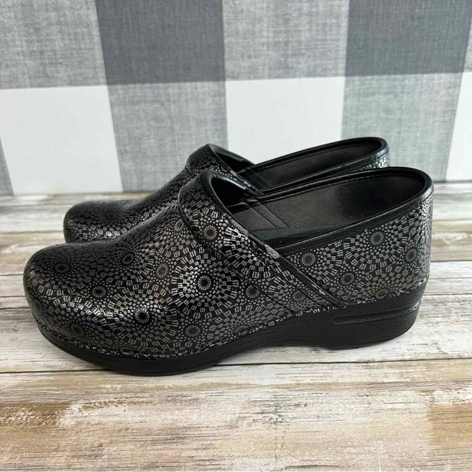 Dansko XP Metallic Medallion Clog Woman Size 39 - Gem