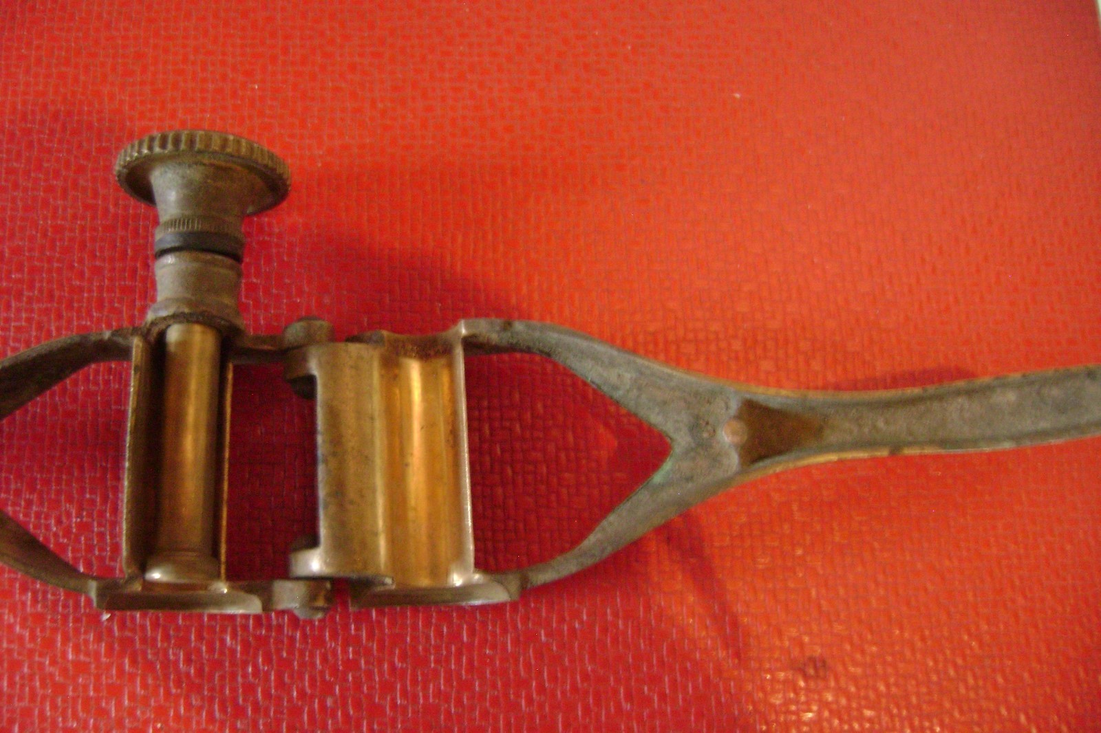 Ancienne Bouchonneuse SANBRI En Laiton .art populaire .vin .objet ...