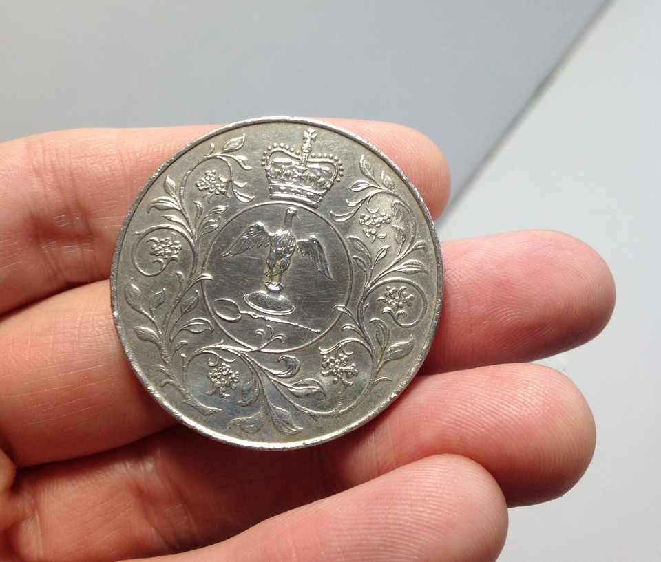 Britain 1977 Queen Elizabeth II on horse Jubilee Commemorative Coin 25 ...