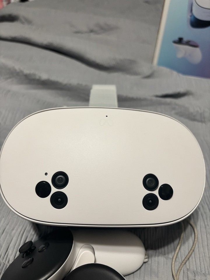 Meta Quest 3S Virtual Reality Headset 128GB White with Controllers and Charger | eBay