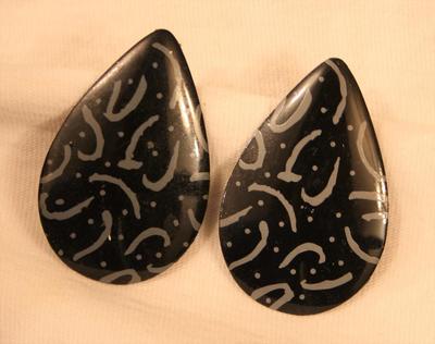 FUN! Shiny Black Teardrop PIERCED Earrings Gray Swirled Spatter Design ...