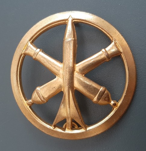 INSIGNE DE BERET ARTILLERIE fab. DRAGO ORIGINAL FRANCE FRENCH CAP BADGE ...