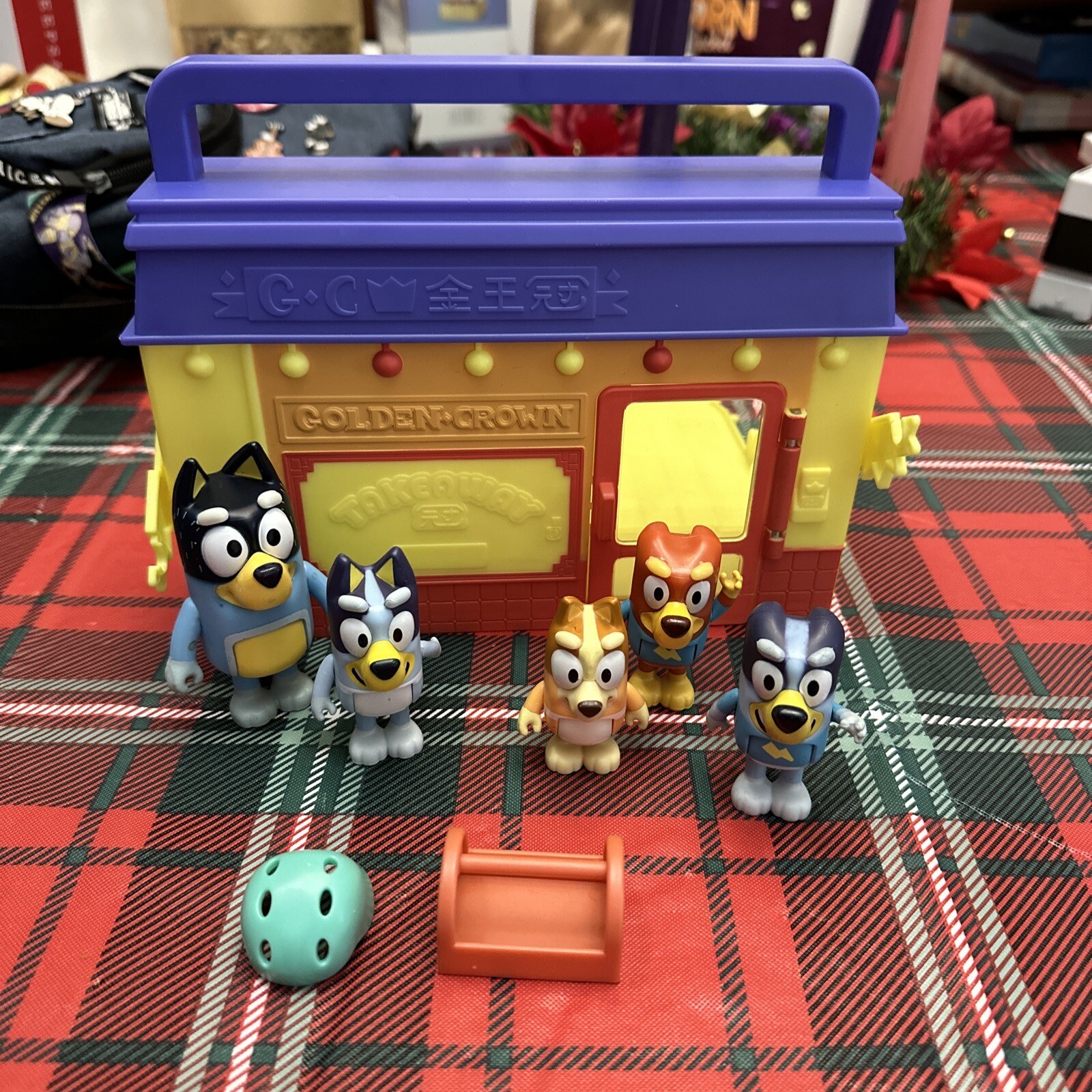 2022 Bluey Takeaway Transforming Playset Golden Crown Restaurant With ...