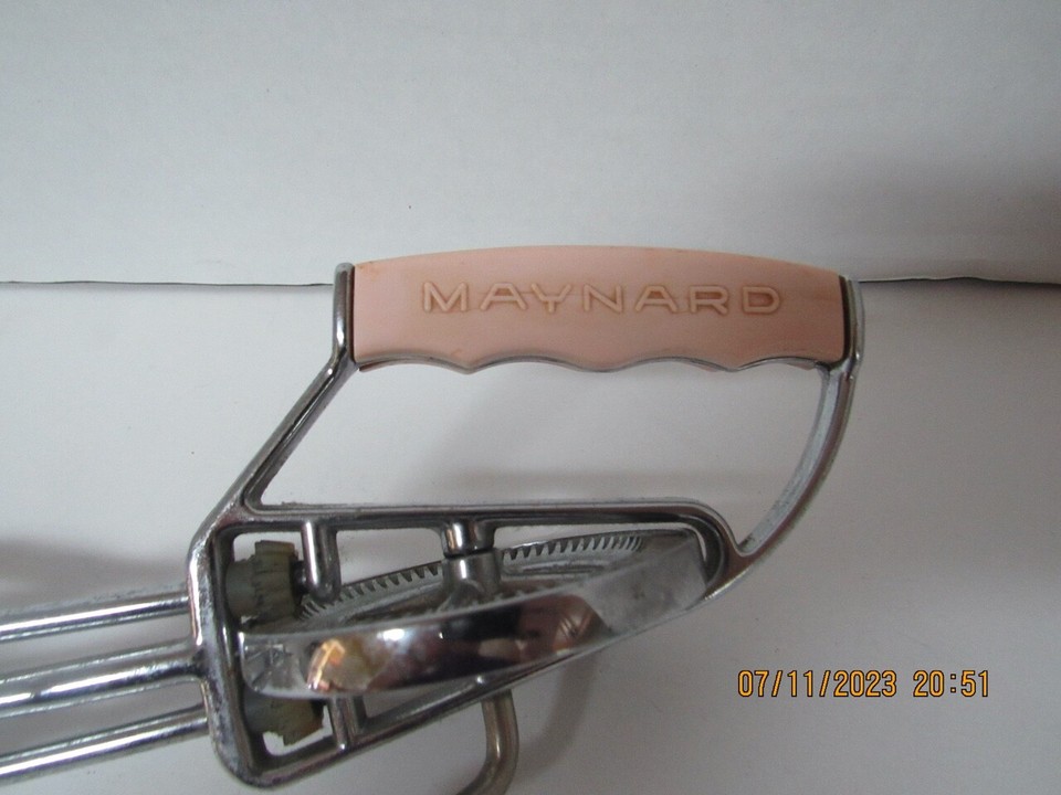 VINTAGE MAYNARD HAND MIXER..PINK HANDLE | eBay