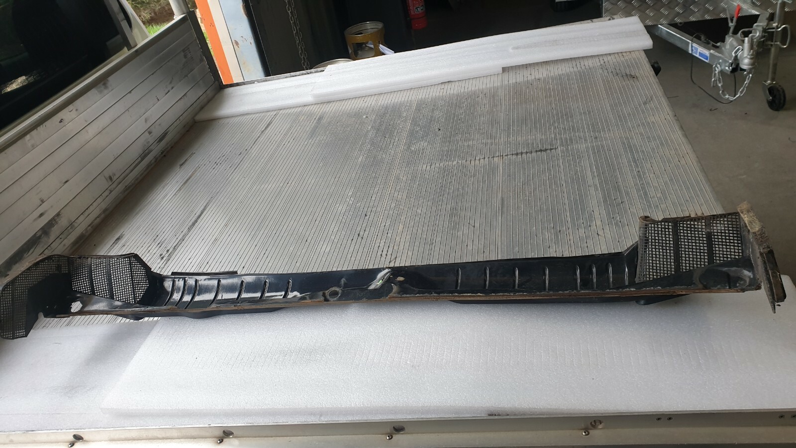 HOLDEN COMMODORE VN VP VR VS WINDCSREEN WIPER SCUTTLE PANEL COWELL VENT ...