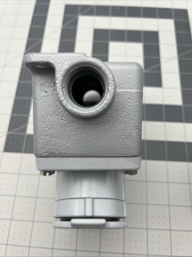 Appleton EFSC1752023 20A 125V Explosion-Proof U-Line Receptacle & Iron ...