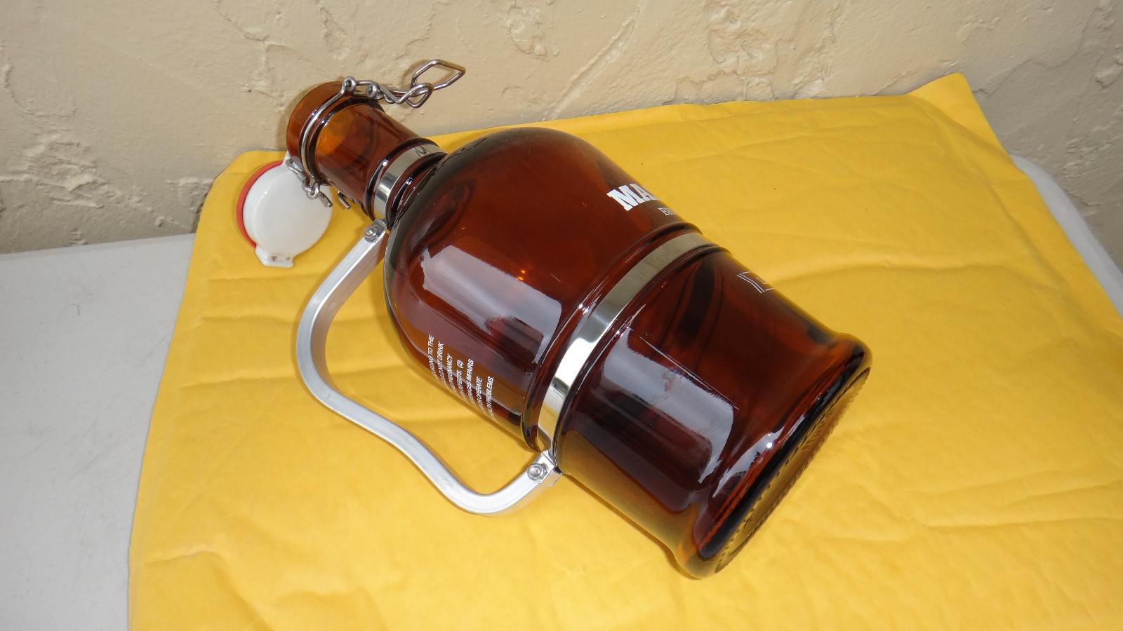 Vintage Muster Geschutzt 2-Liter Amber Glass Beer Growler Aluminum ...
