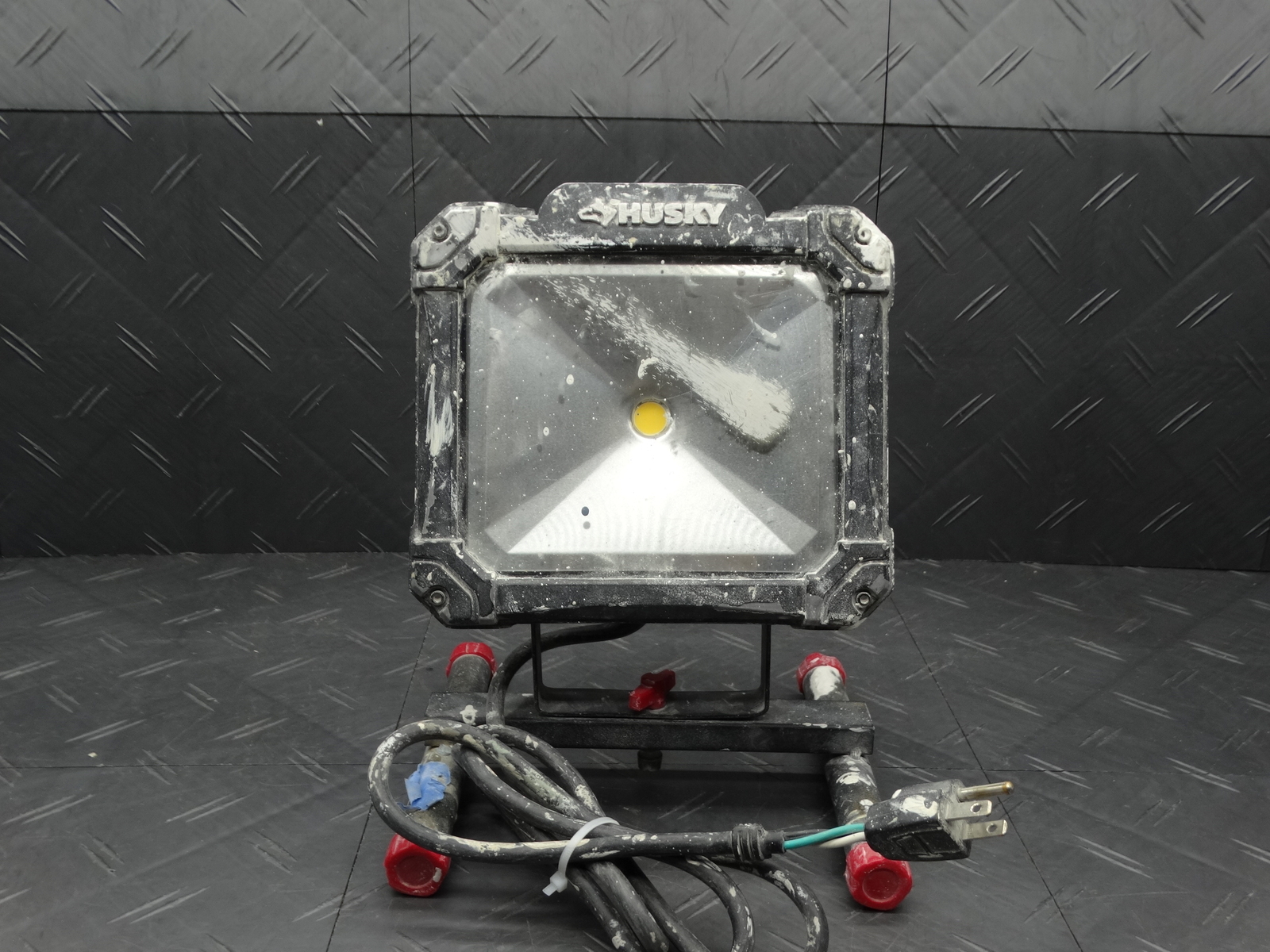 Husky 5000 Lumens Portable Integrated LED Stand Up Work Light K40188Y ...