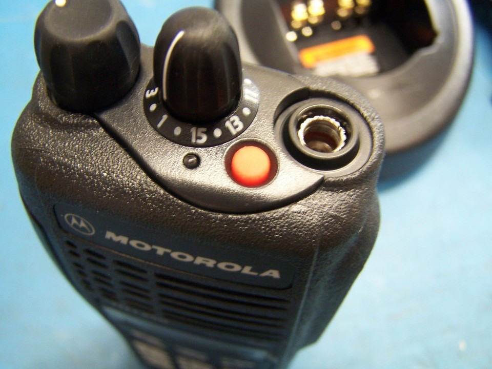 Motorola HT1250 UHF 450-512 MHz 128 Channel DTMF AAH25SDH9AA6AN MINT ...