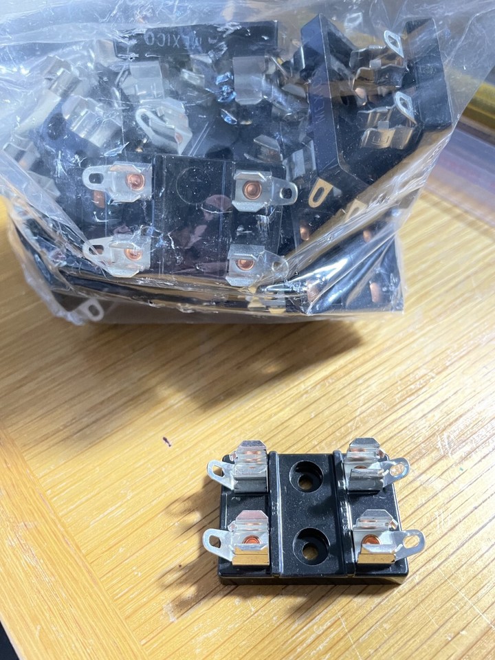 A lot of TWO (2) LITTLEFUSE p/n 357, DOUBLE 3AG fuse block , 300 V, 30 ...