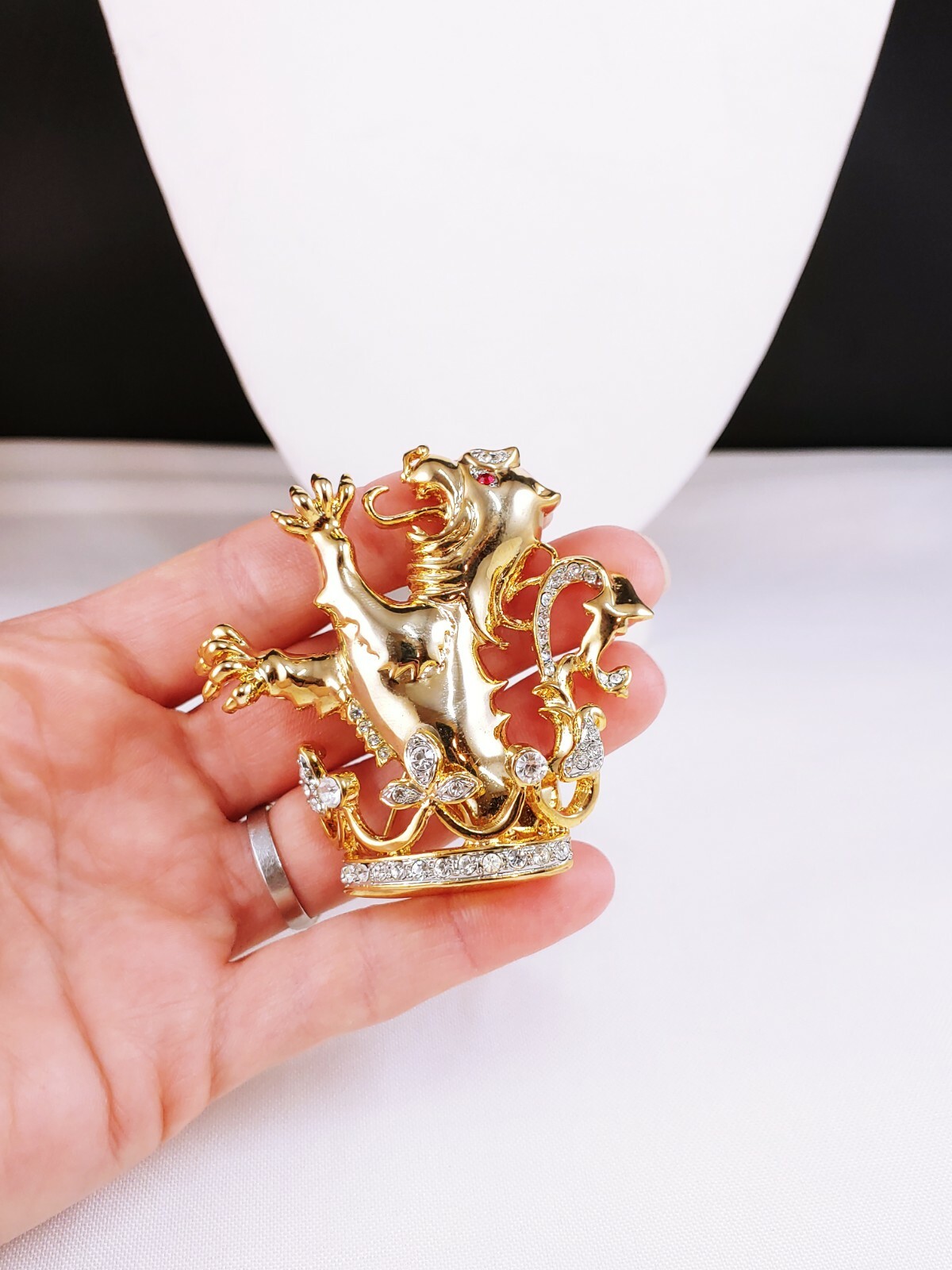 (W) vintage Lion Griffon Cat Coat of Arms Crown Royal… - Gem