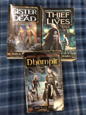 Barb & JC Hendee lot. Dhampir, sister of the dead, thief of lives. PB ...