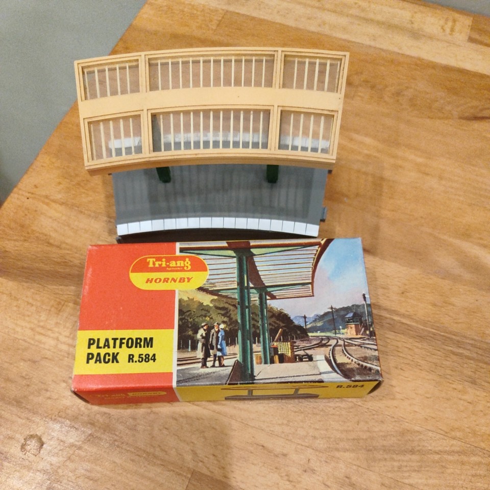 OO Triang boxed R584 curved station platform pack with canopy and box ...