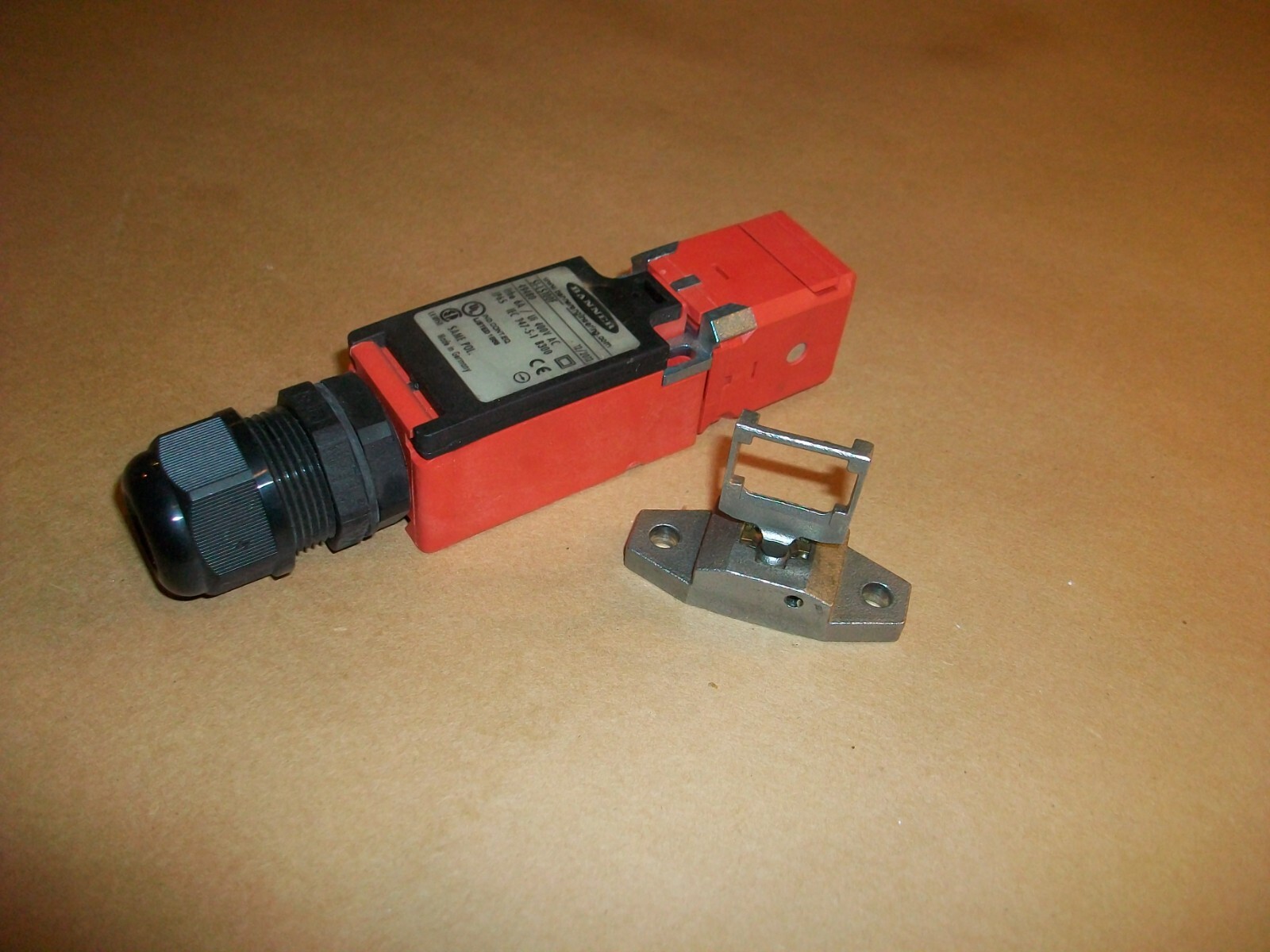 BANNER SI-LS100F SAFETY SWITCH with KEY USED | eBay