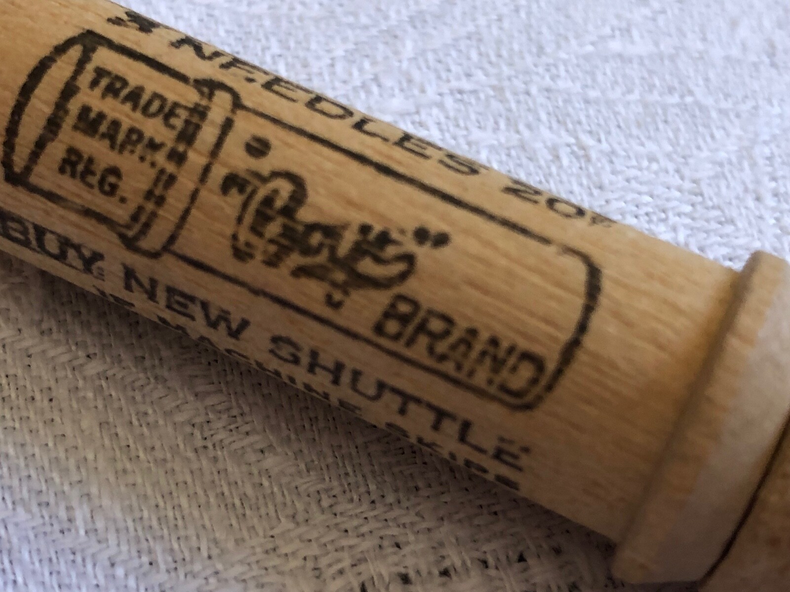 VTG THE BOYE BRAND NEEDLE CO. CHICAGO WOOD CANISTER & 5 MACHINE NEEDLES ...
