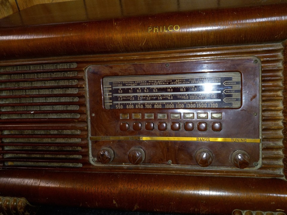 1941 Philco 41 255 WW2 Tuner 9 Tube Tabletop Slant Panel Walnut Body ...