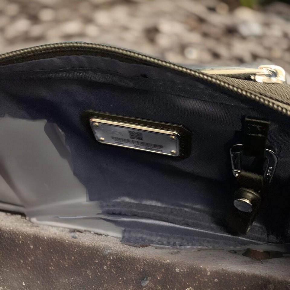 NEW-Tumi Arrive Messina Utility Pouch $495 Black | eBay
