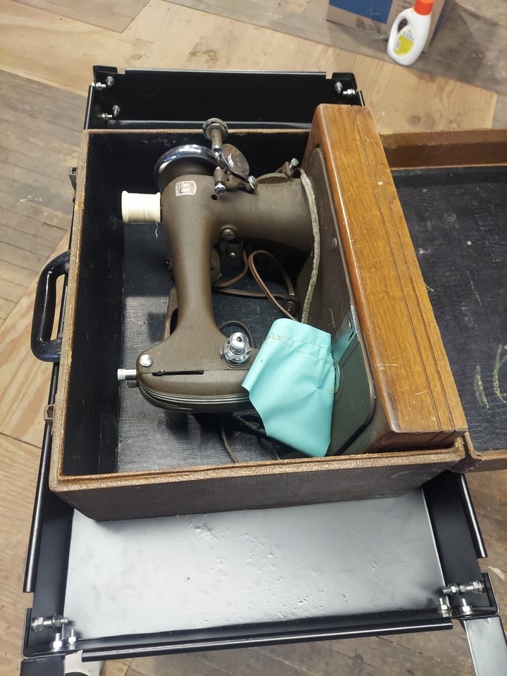 Montgomery Ward 1940's Rotary Sewing Machine Supreme Streamlined Model ...
