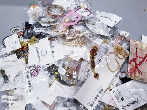 1000 Pieces of Fashion Jewelry - Bracelets, Earrings, Accessories ...