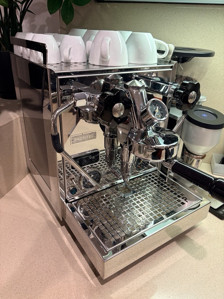 Profitec pro 600 Espresso Machine With Flow Control And Rocket Grinder ...