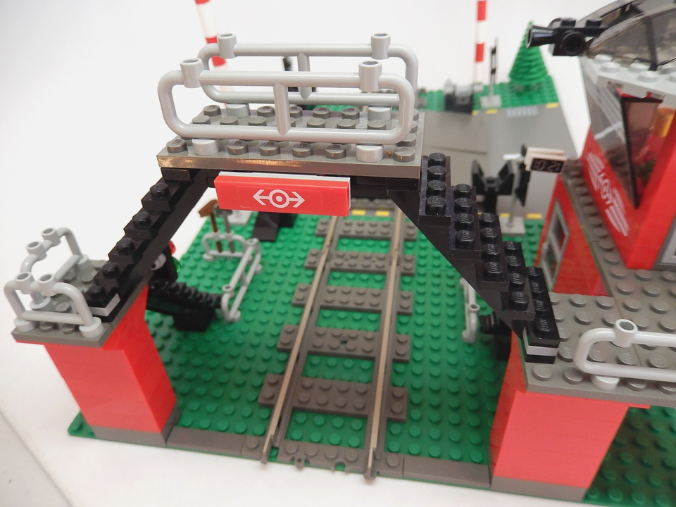 Lego 10128 Train Level Crossing 9v World City 100% Complete | eBay