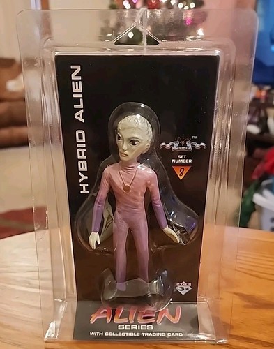 RARE, VINTAGE '97 Hybrid Alien Shadowbox Collectible Alien Series ...
