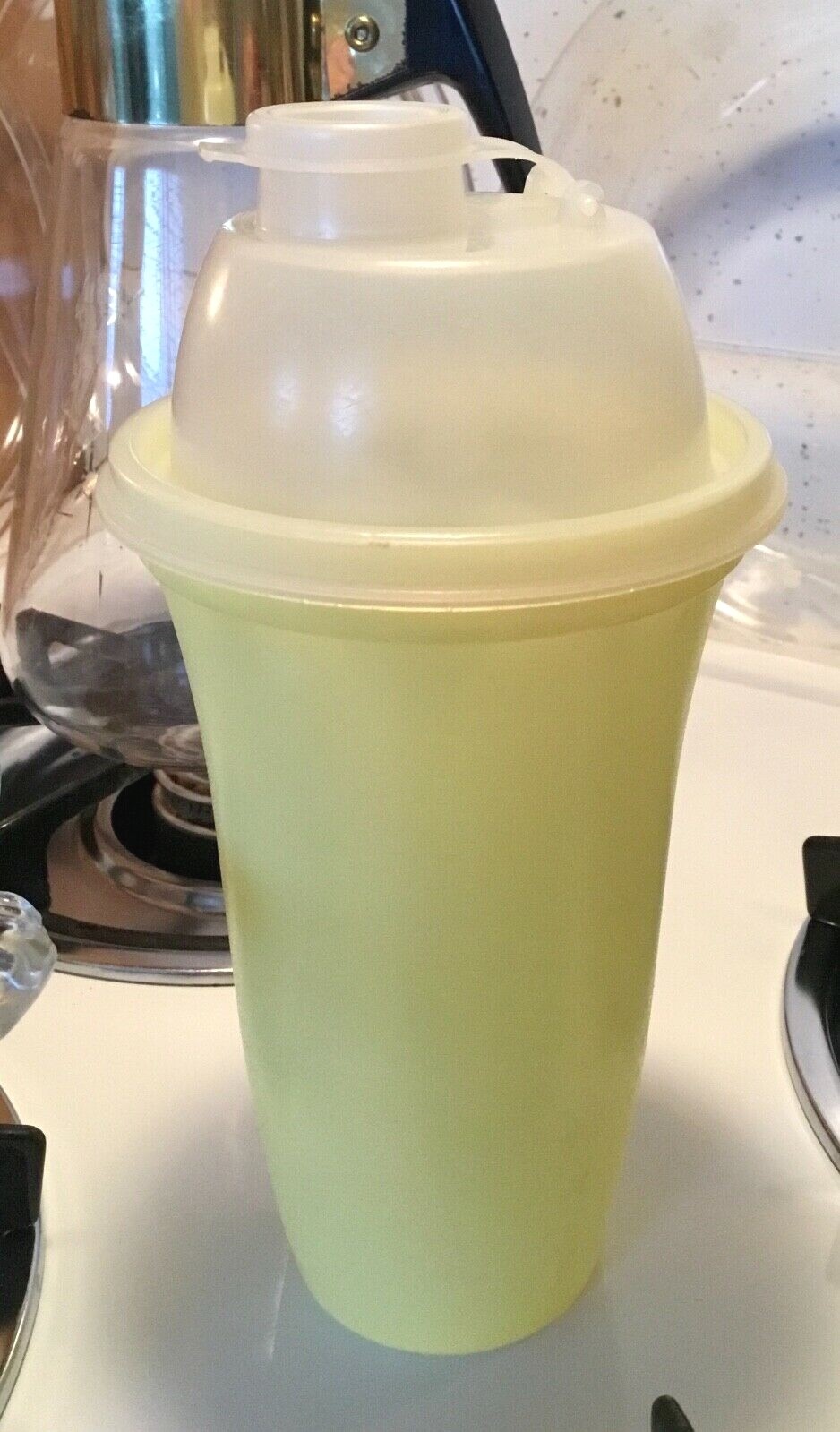 VTG TUPPERWARE QUICK SHAKE CONTAINER 844~12 YELLOW W/WHITE LID, INSERT ...