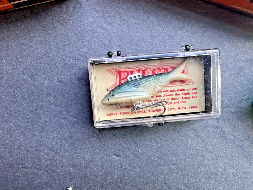 Lot Of 5 Vtg NOS Fishing Lures Bushwacker Water Dog Threadfin Shad Etc ...