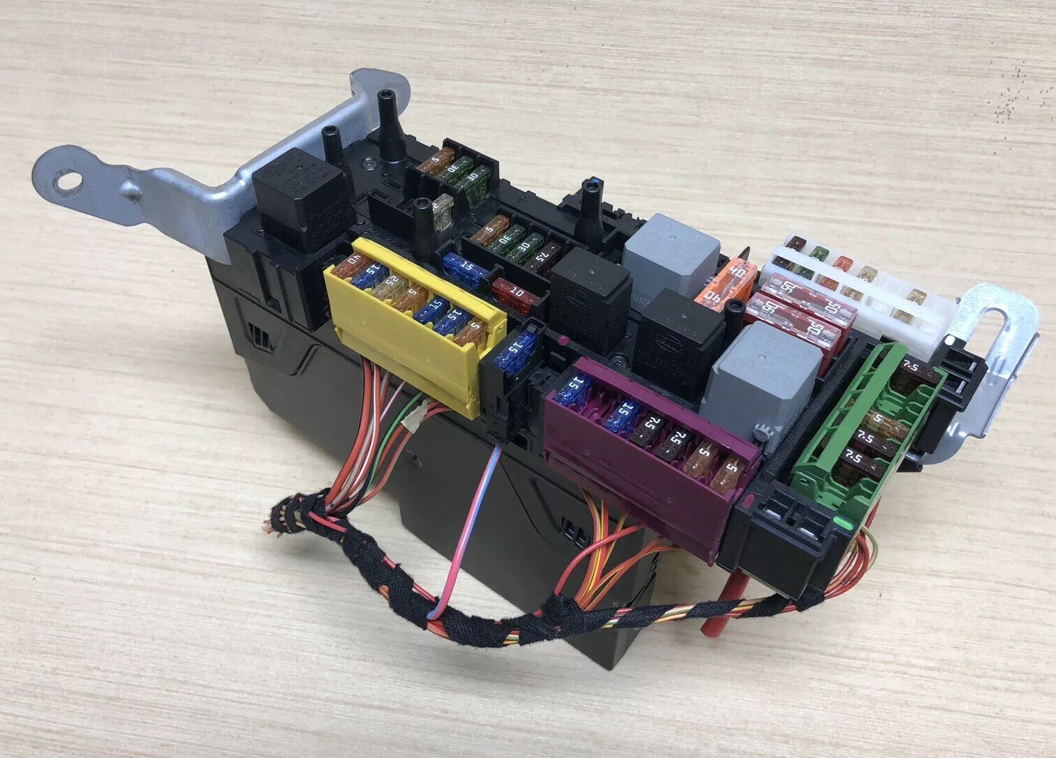 10-13 W212 MERCEDES E350 E550 E63 REAR SAM RELAY FUSE BOX ASSEMBLY ...