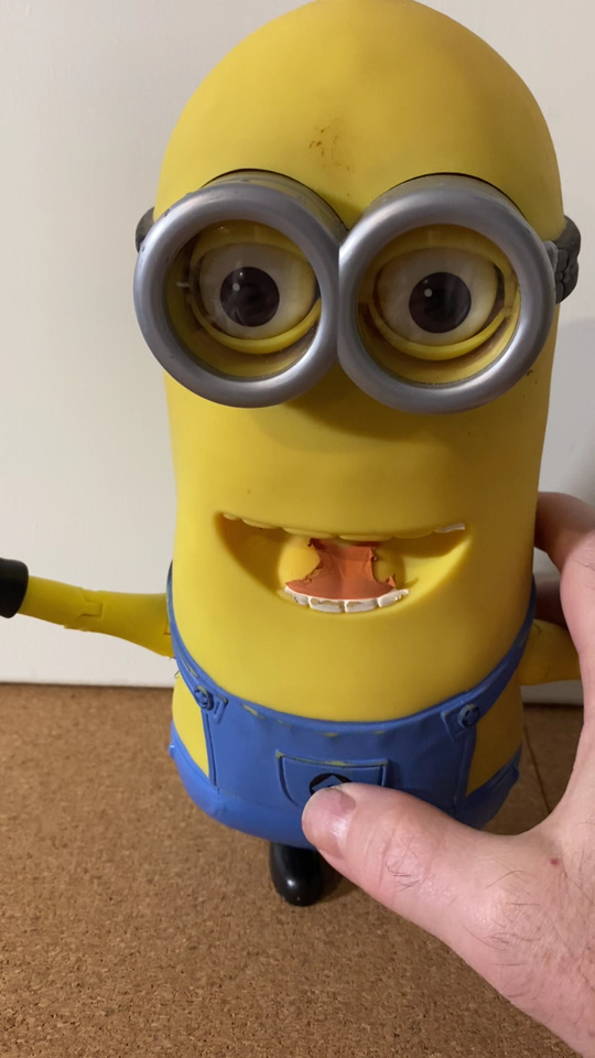 Despicable Me Minion Deluxe Talking Tim Figure Free Moving Eyes & Arms ...