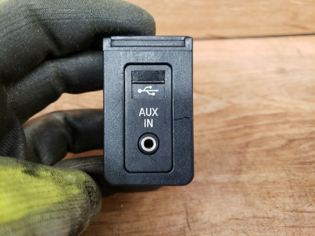 2004-2010 BMW E60 528 Center Console Audio AUX Auxiliary USB Port K4894 ...