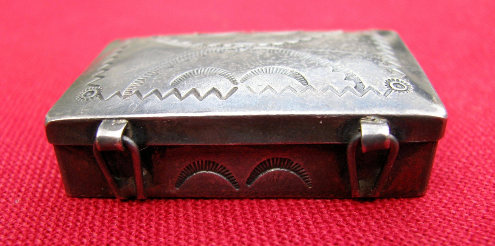 FINE ANTIQUE HANDMADE NAVJAO INDIAN AMERICAN EMBOSSED SILVER SNUFF BOX ...