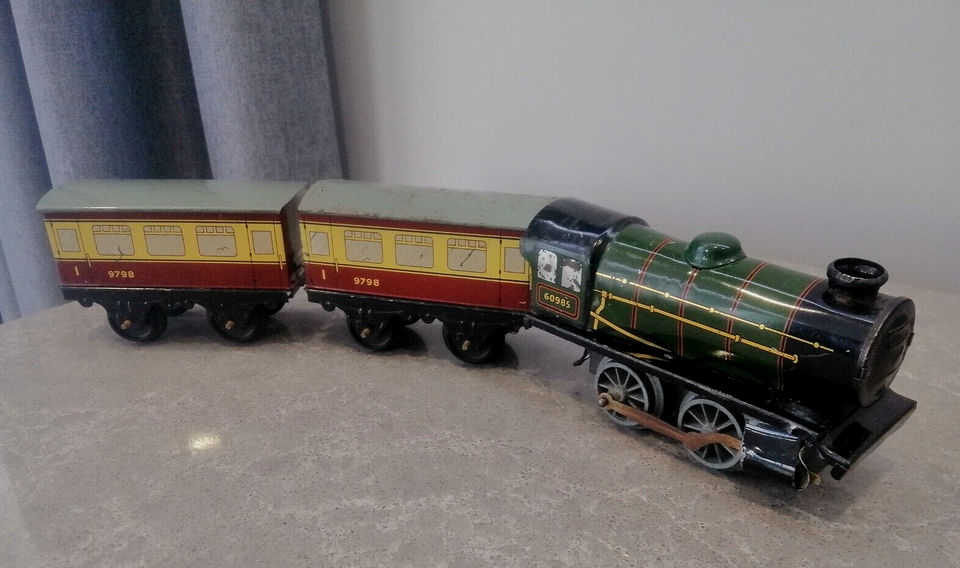 VINTAGE HORNBY MECCANO TYPE 20 CLOCKWORK TRAIN WITH TWO CARRIAGES | eBay