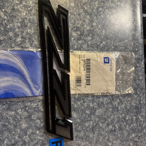 GM 84763216 Silverado Sierra 2500 HD Fender Emblem Z71 Black NEW | eBay