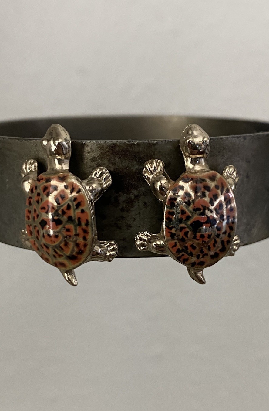 Lovely Vintage Costume Jewelry Screw back Enamel Turtle Earrings Gold ...