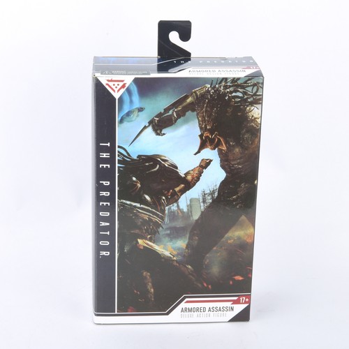 The Predator Armored Predator Deluxe Action Figure w/Accessories Toy ...