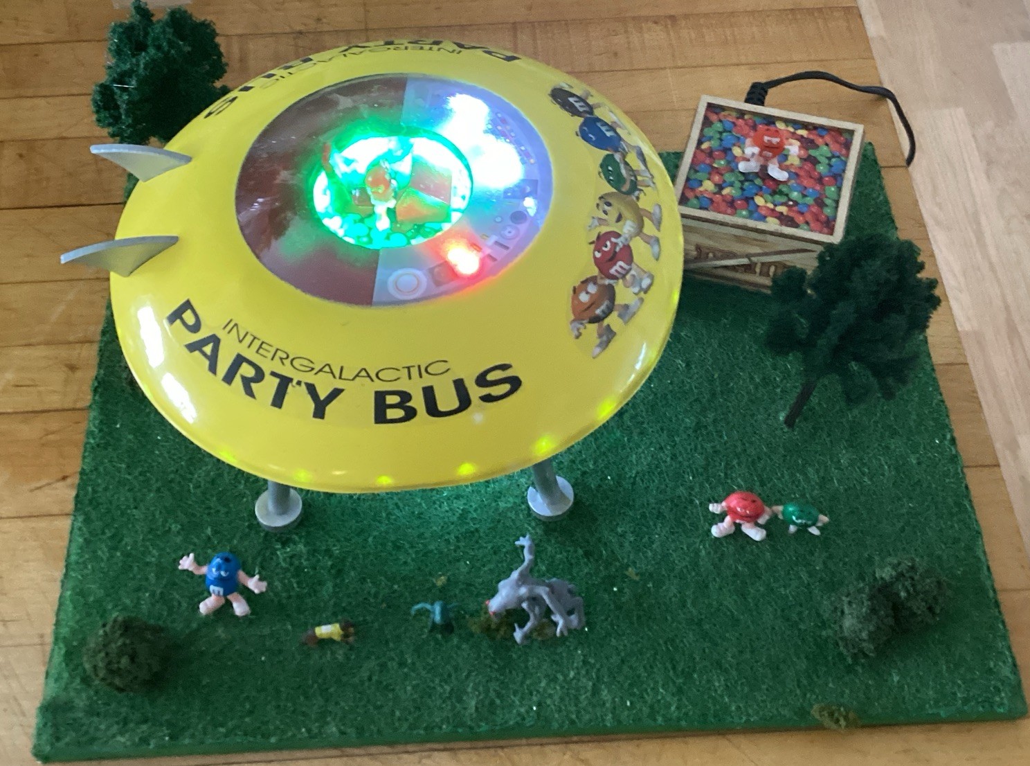 Menards ho Gauge Model Railroad M&M UFO Intergalactic Party Bus Set | eBay