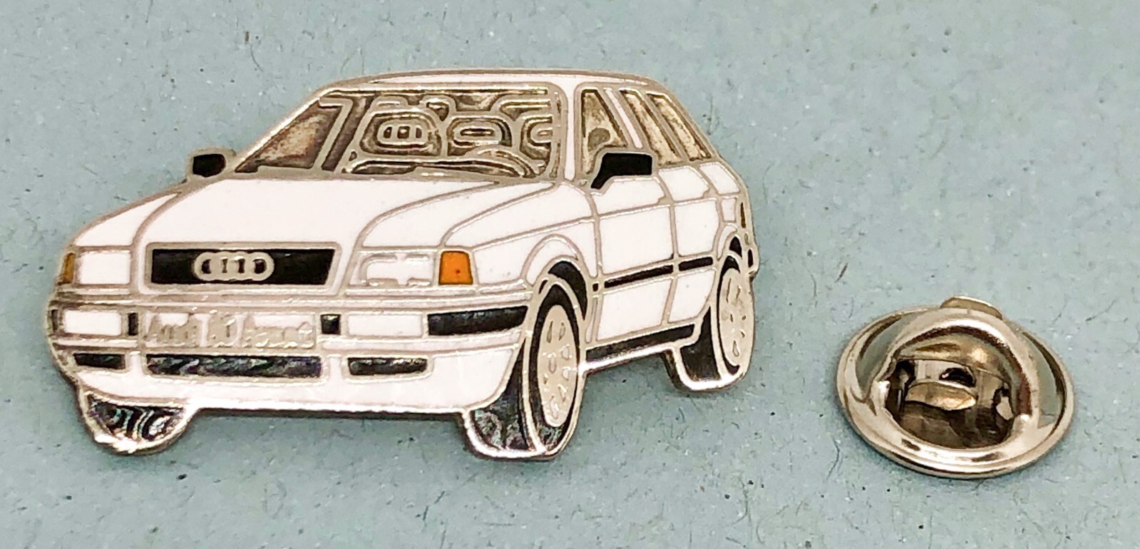 Audi Pin Audi 80 Avant B4 silbern weiß - Maße 35x20mm | eBay.de