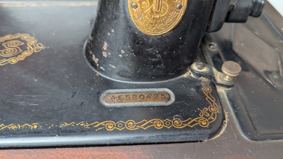 VTG 1930s Singer Sewing Machine Black With Wood Case AE520425 UNTESTED ...