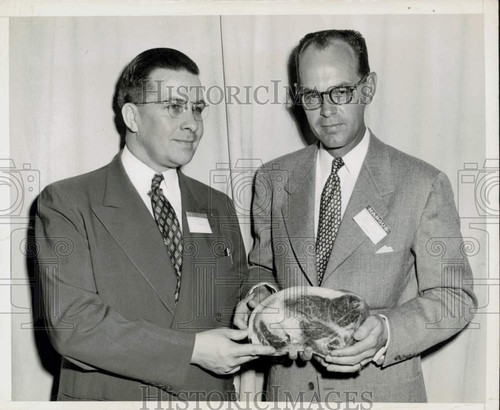 1951 Press Photo Grocer Clifford Bowers And Government Official E.R ...