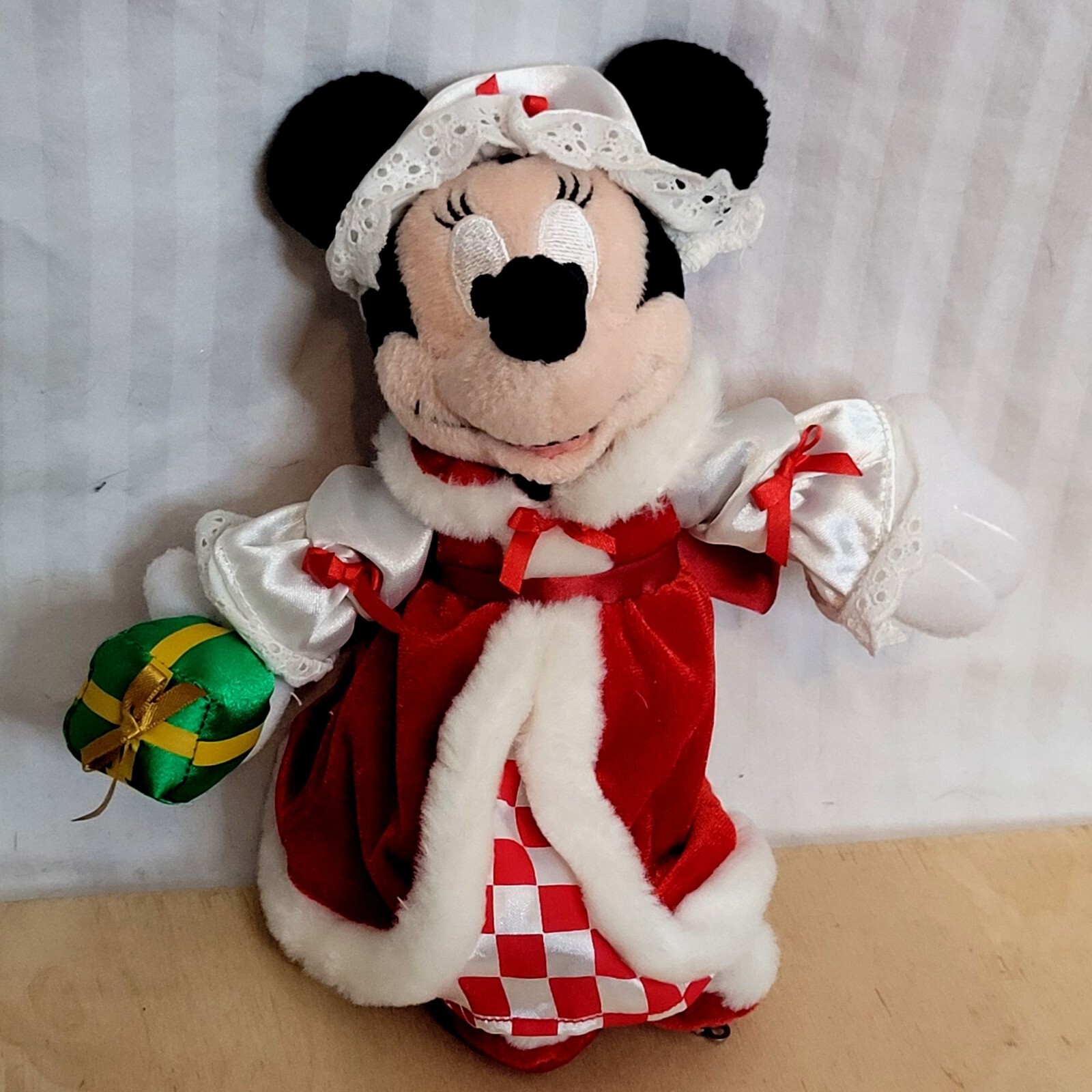 Vintage Minnie Mouse Mrs Claus Happy Holidays 2002 Disneyland Resort ...