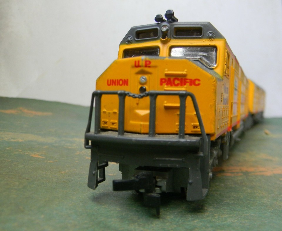 AHM Pair EMD F-45 "Cowl" Locomotives ~ UNION PACIFIC ~ Double Heading ...