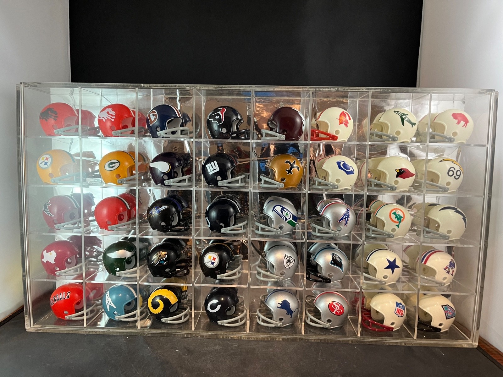 Riddell NFL Pocket Pro Throwback Helmets 2-Bar Set Of 40 In Display ...