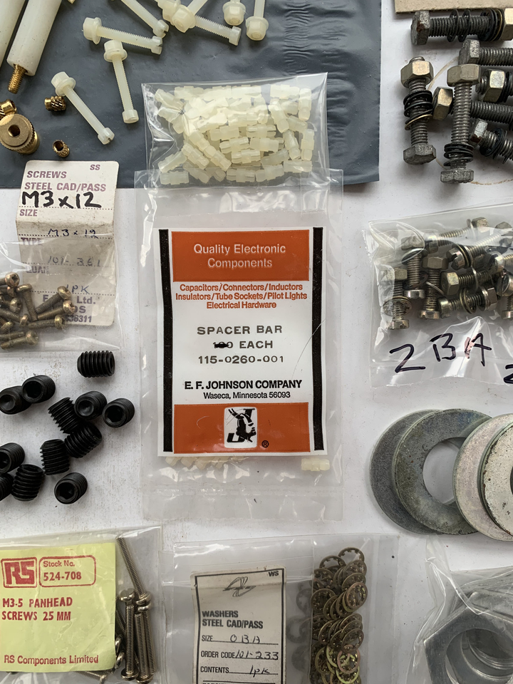 An assorted mix of fasteners/fixings/screws/nuts and bolts etc. 2kg ...