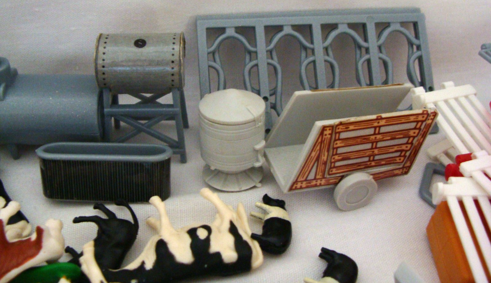 Large Lot Of Ertl Miniature Farm Animals & Accessories Cows Pigs Horses ...